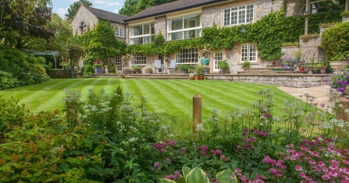 River Cottage - located in a riverside setting on the banks of the…