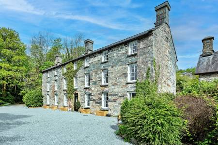 Large group accommodation for big group holidays and vacations